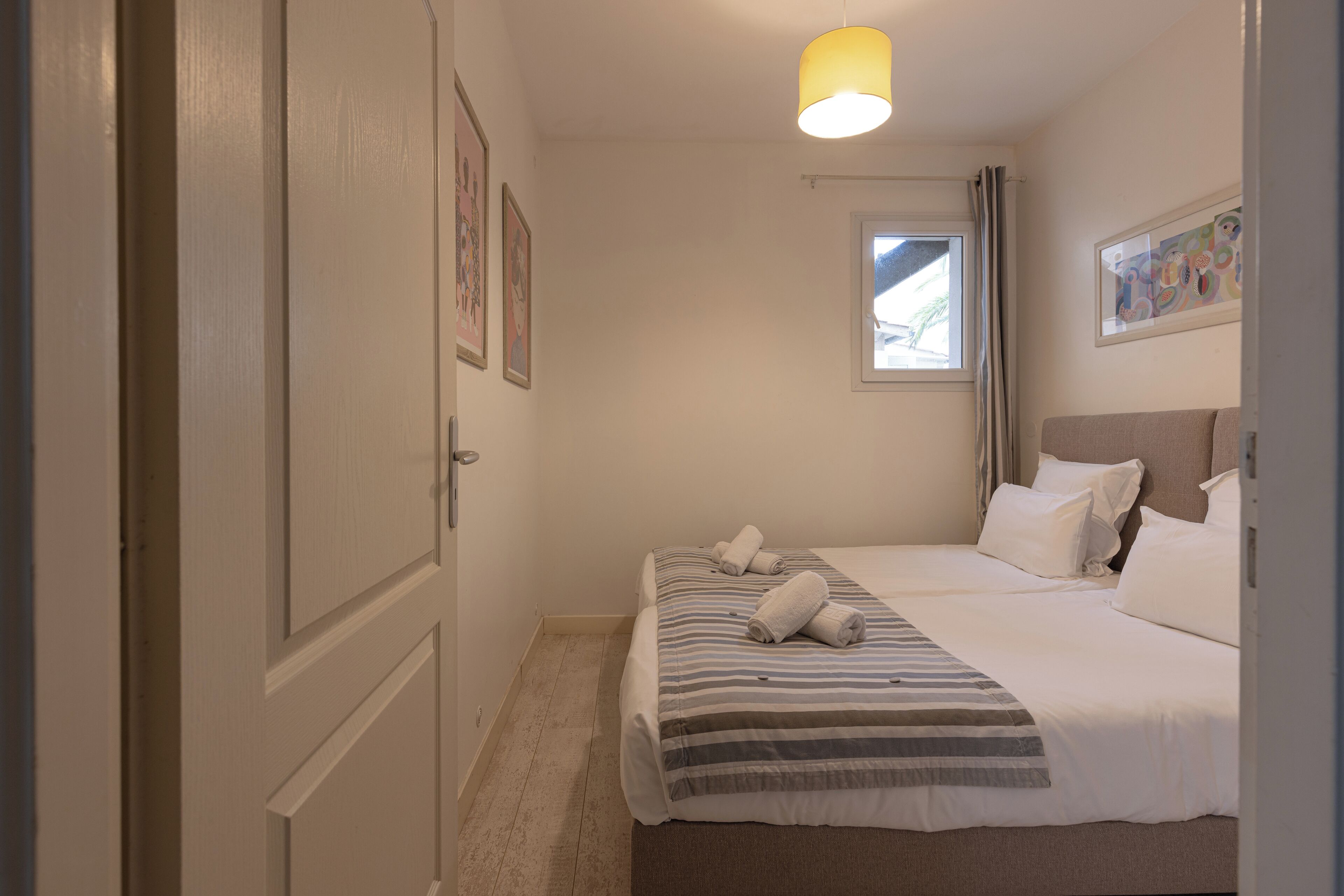 Quarto com uma cama, janela e porta.