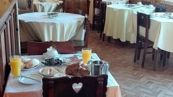 Café da manhã continental grátis todos os dias