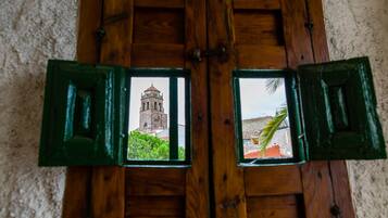 Uma porta de madeira com duas janelas emolduradas a verde.