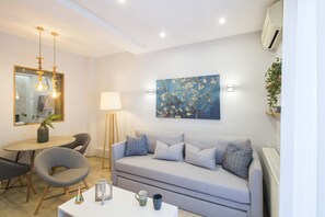 Apartamento, 1 quarto | Sala de estar | Smart TV