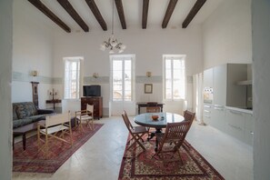 Apartamento, 2 quartos | Refeições no quarto