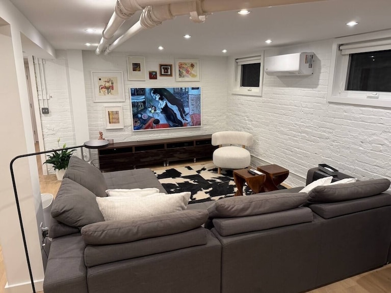 Designer Apartment With Brand New Bathroom And All The Amenities! - Kent, Washington DC