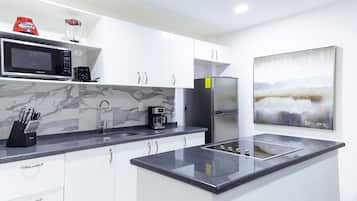 3 Bedroom Suite | Cozinha privada | Minifrigorífico, um micro-ondas, uma placa de cozinha