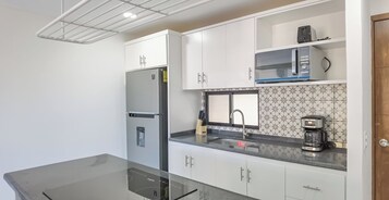 Frigobar, micro-ondas, cooktop, cafeteira/chaleira