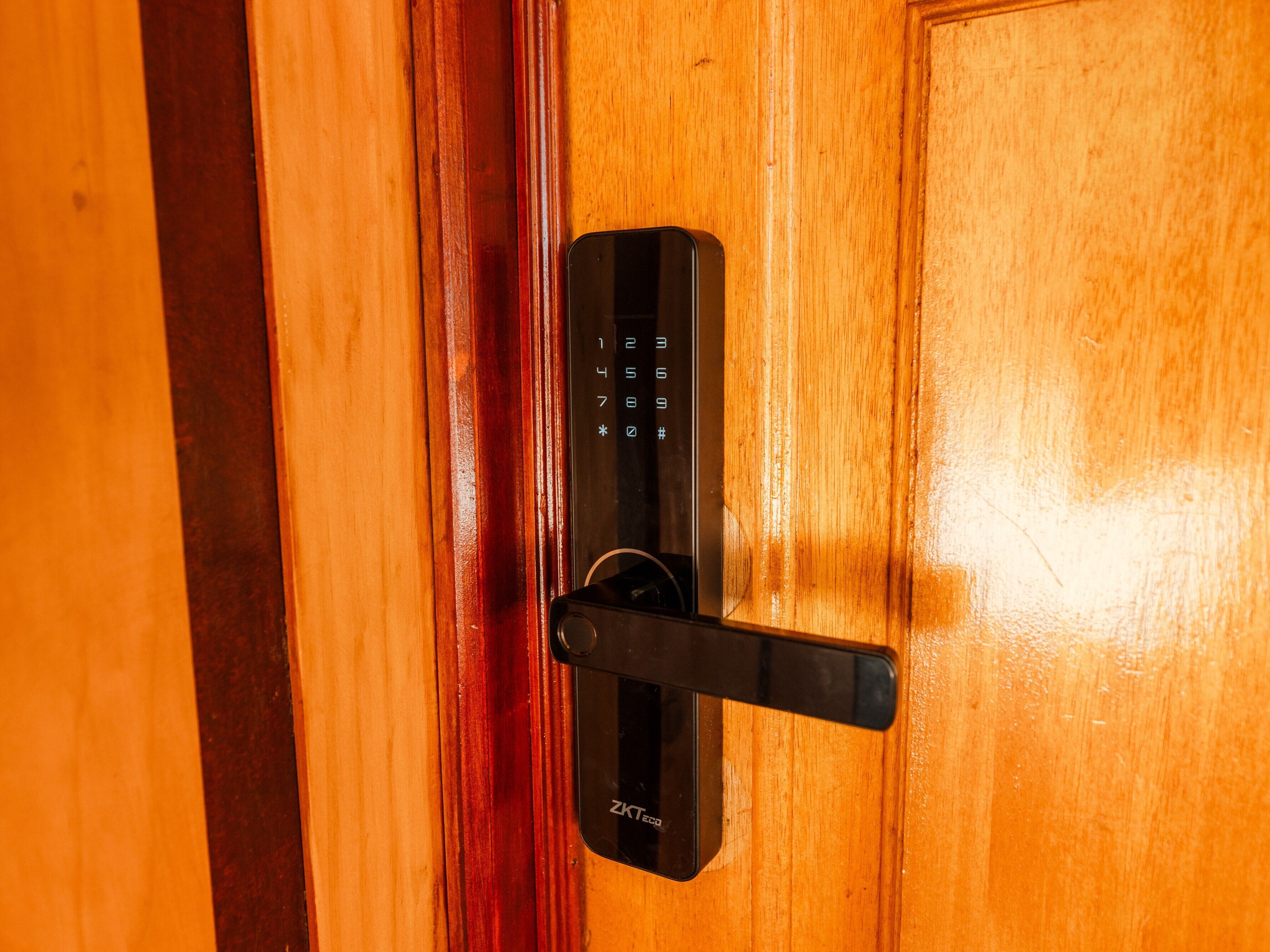 Uma porta de madeira com um moderno fecho eletrônico por teclado.