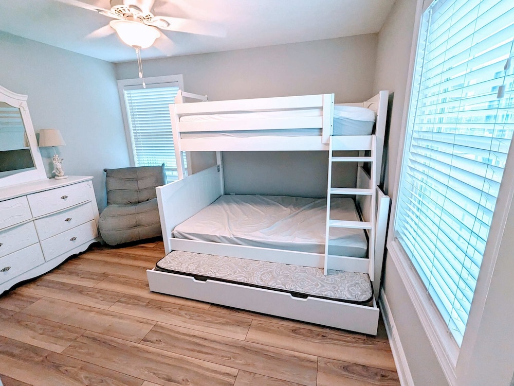 4 Br / 2 Bath / Town Center -Top Floor W/ Roofdeck - Sea Isle City, NJ