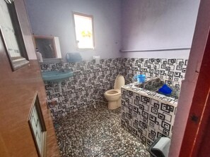 Um polibã, toalhas fornecidas, sabão, champô 