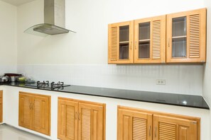 Casa família | Cozinha privada | Geladeira grande, micro-ondas, cooktop, cafeteira/chaleira
