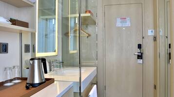 Quarto Individual Elite, não fumadores | Casa de banho | Um polibã, artigos de higiene pessoal grátis, um secador de cabelo