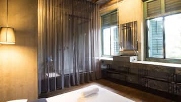 Quarto standard (Queen) | Banheiro | Chuveiro, toalhas de banho