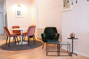 Suite-Estúdio Sénior | Minibar, secretária, cortinas/cortinados opacos, quartos insonorizados 
