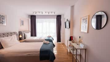 Quarto Standard, 2 camas individuais, não fumadores | Minibar, secretária, cortinas/cortinados opacos, quartos insonorizados