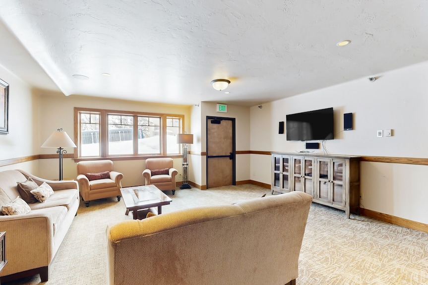 Popular Mountain-styled Condo With Pool & Hot Tubs - Near Gondola - Steamboat Springs, CO