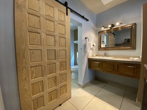 Suite, Multiple Beds | Lavatório na casa de banho
