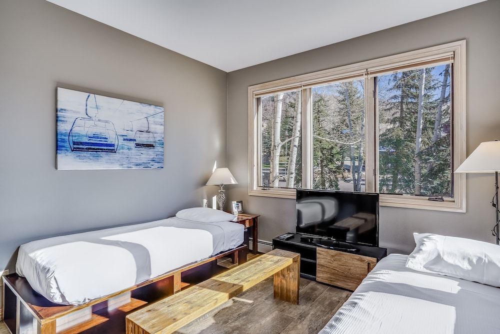 Multi-level Contemporary Townhome With Shared Hot Tubs - Perfect For Skiers - Steamboat Springs, CO