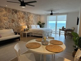 Estúdio exclusivo, vista para o oceano, em edifício anexo | Área de estar | TV, Netflix, serviços de streaming