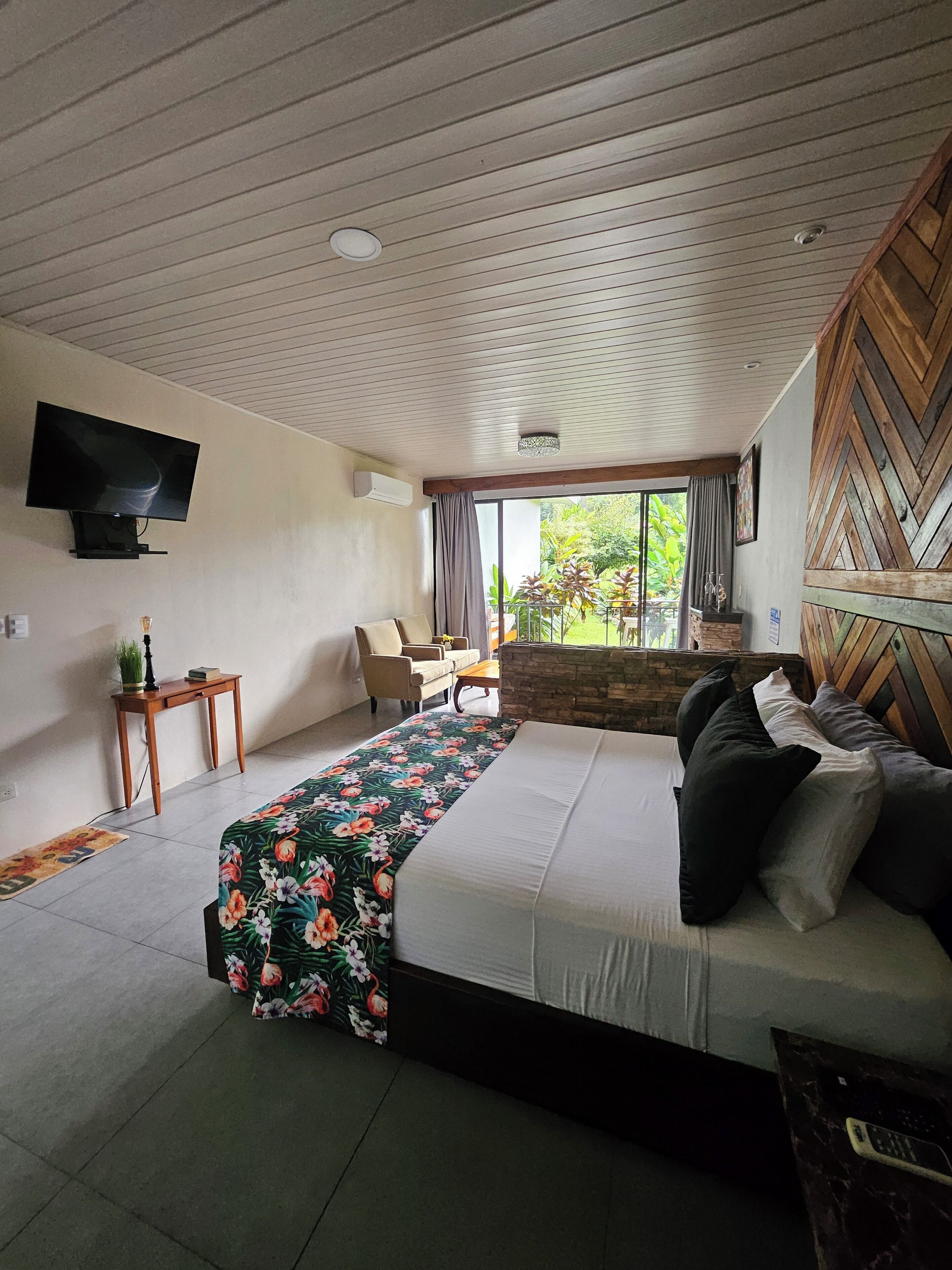 Suite Deluxe, banheira de hidromassagem grande, vista para a colina | Roupa hipoalergénica, camas de colchão pillowtop, minibar 