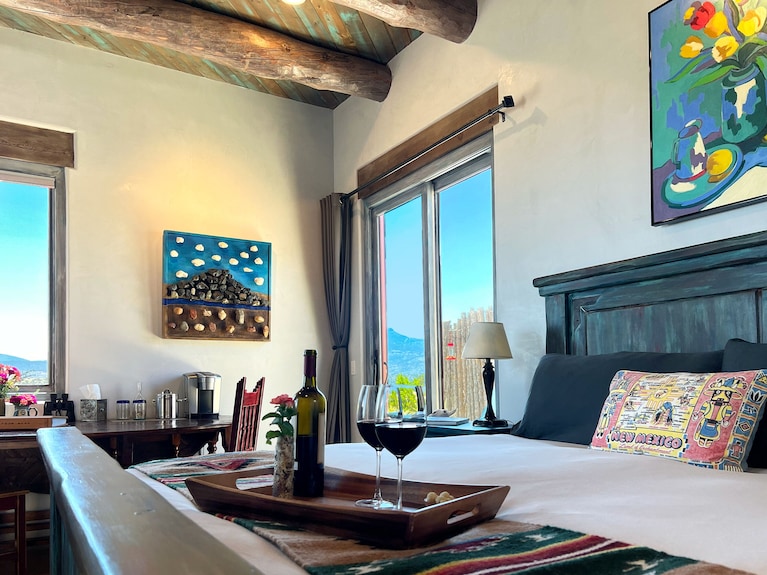 Secluded Desert Oasis: Luxurious Inn-abiquiu Lake Views-daily Gourmet Breakfast. - New Mexico