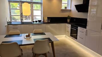 Apartamento | Cozinha privada | Geladeira grande, fogão, cooktop, lava-louças