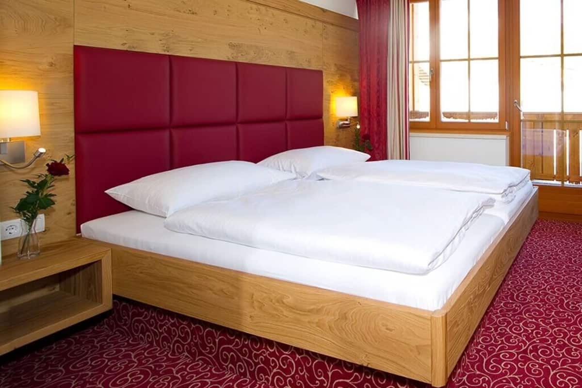 Quarto casal standard, sacada | Cofres nos quartos, escrivaninha, berços grátis