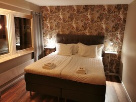 Quarto casal luxo | Escrivaninha, cortinas blackout, berço de viagem, Wi-Fi de cortesia