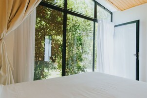 Quarto casal superior | Frigobar, cofres nos quartos, escrivaninha