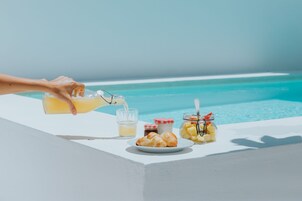 Vila, piscina particular | Frigobar, cofres nos quartos, escrivaninha