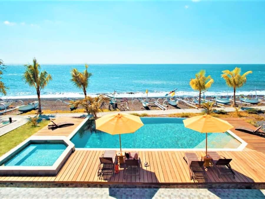 Piscina exterior, espreguiçadeiras