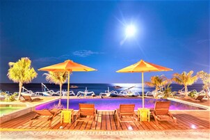 Terraço com espreguiçadeiras