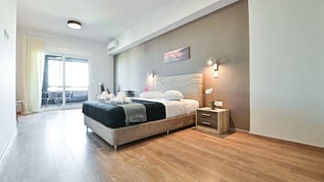 Apartamento superior, sacada | 1 quarto, escrivaninha, espaço de trabalho para notebook