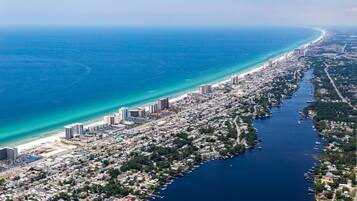 Apartamento em Condomínio Fechado | Praia | Na praia