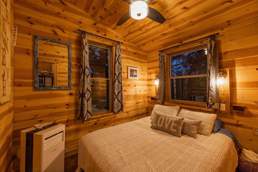 Beautiful Jaybird Treehouse - Marion, IL