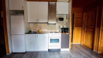 Frigobar, micro-ondas, cooktop, cafeteira/chaleira