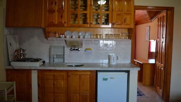 Minifrigorífico, uma placa de cozinha, uma chaleira elétrica, grelhador