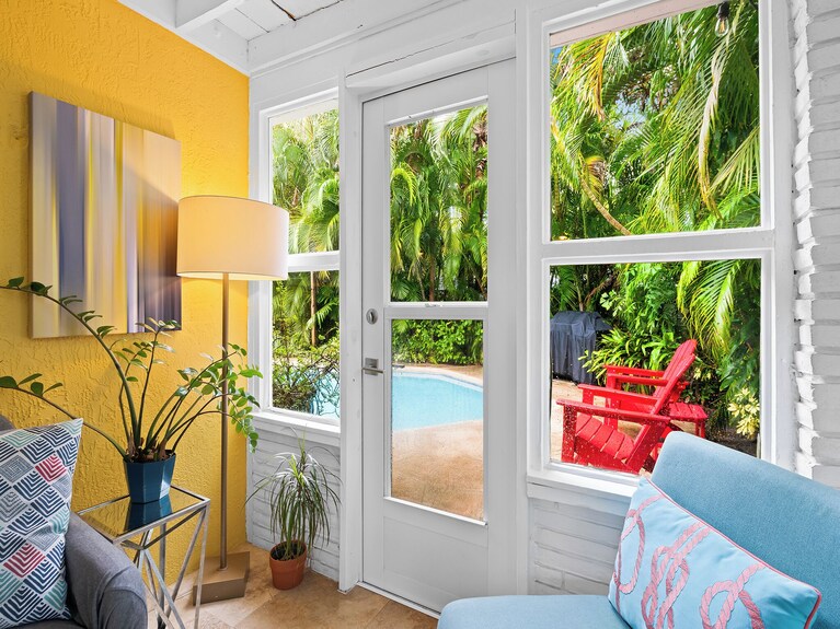 Heated Pool Bungalow Retreat, Charming, Cozy Stay Near Beaches, Dining & Shops! - Margate, FL