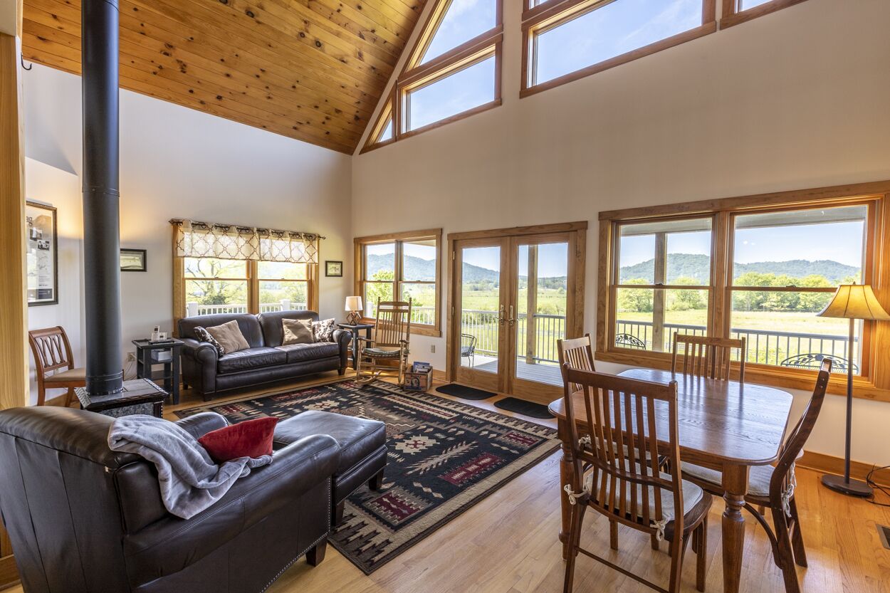 Stunning Old Rag And Shenandoah Vistas From This Gorgeous, Peaceful Retreat - Sperryville, VA