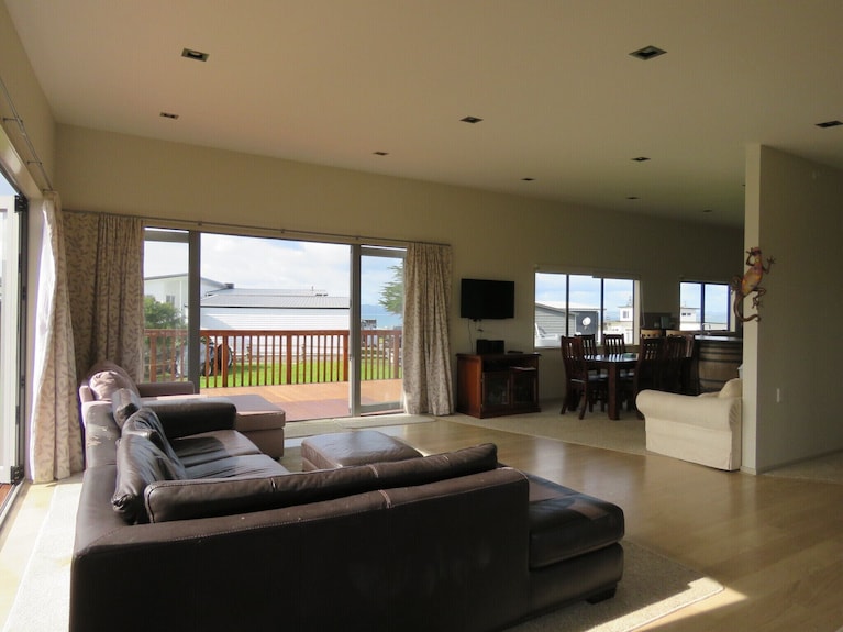 Spacious Beach Home Away From Home - Northland