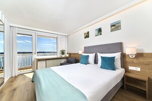 Superior double room with sea view balcony | Roupa de cama fornecida