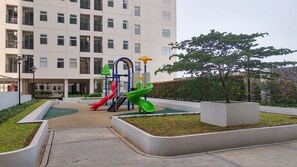 Terraço com espreguiçadeiras
