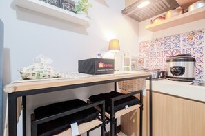 Quarto | Kitchenette privada | Um frigorífico, uma placa de cozinha, utensílios de cozinha