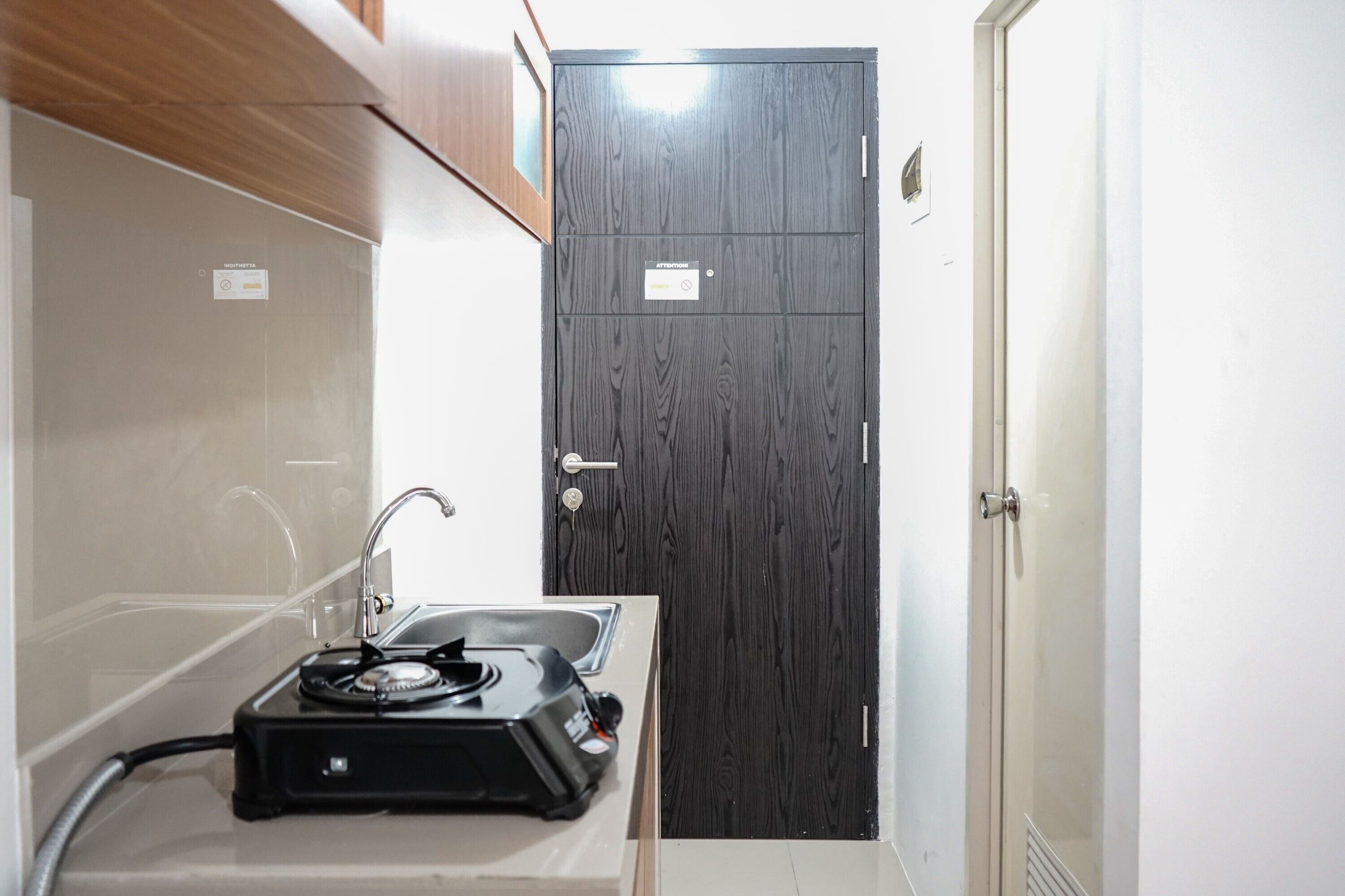 Quarto | Kitchenette privada | Um frigorífico, uma placa de cozinha, utensílios de cozinha 