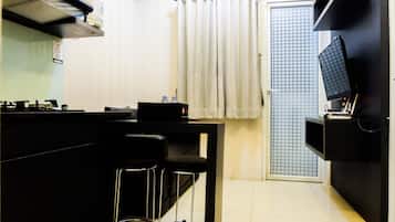 Quarto | Kitchenette privada | Um frigorífico, uma placa de cozinha, utensílios de cozinha