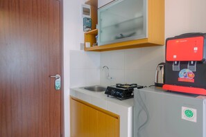 Quarto | Kitchenette privada | Um frigorífico, uma placa de cozinha, utensílios de cozinha 