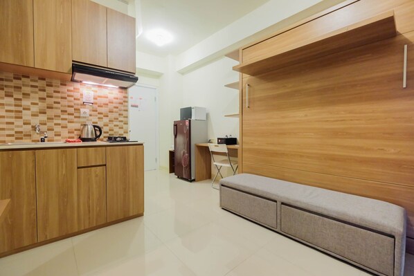 Quarto | Cozinha privada | Um frigorífico, uma placa de cozinha, utensílios de cozinha