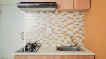 Quarto | Cozinha americana privada | Geladeira, cooktop, talheres/pratos/utensílios de cozinha