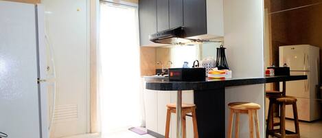 Quarto | Cozinha americana privada | Geladeira, cooktop, chaleira elétrica