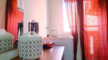Quarto | Casa de banho | Um polibã, artigos de higiene pessoal grátis, toalhas fornecidas