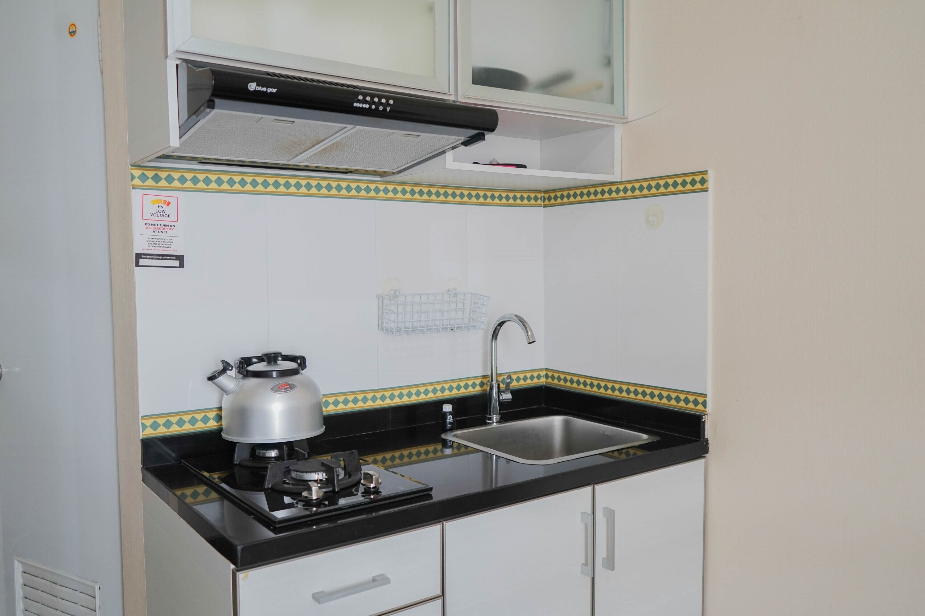 Quarto | Kitchenette privada | Um frigorífico, uma placa de cozinha, utensílios de cozinha 