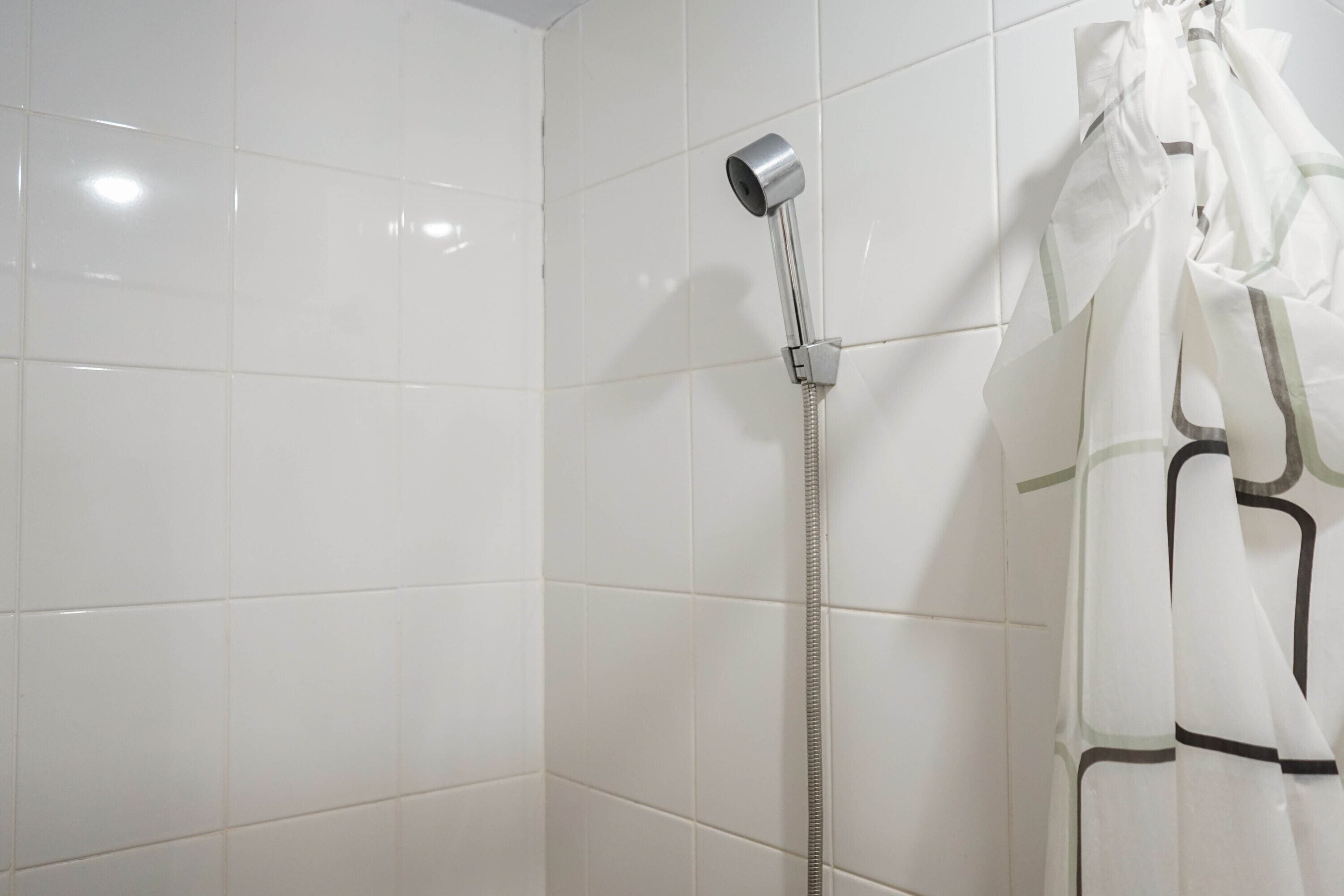 Quarto | Casa de banho | Um polibã, toalhas fornecidas 