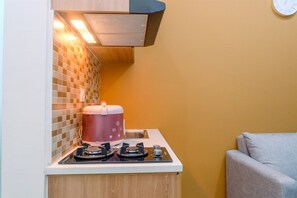 Quarto | Kitchenette privada | Um frigorífico, uma placa de cozinha, utensílios de cozinha 